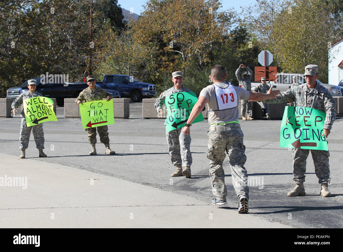 Kader im Camp San Luis Obispo halten Schilder und Unterstützung für Sgt ...