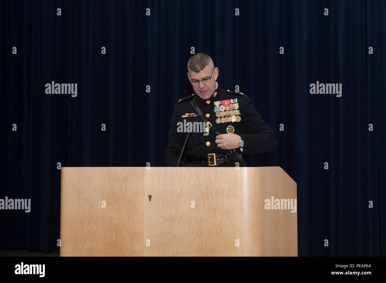 Us Marine Corps Col. Phillip Boggs, die hosting Offizielle, spricht mit ...