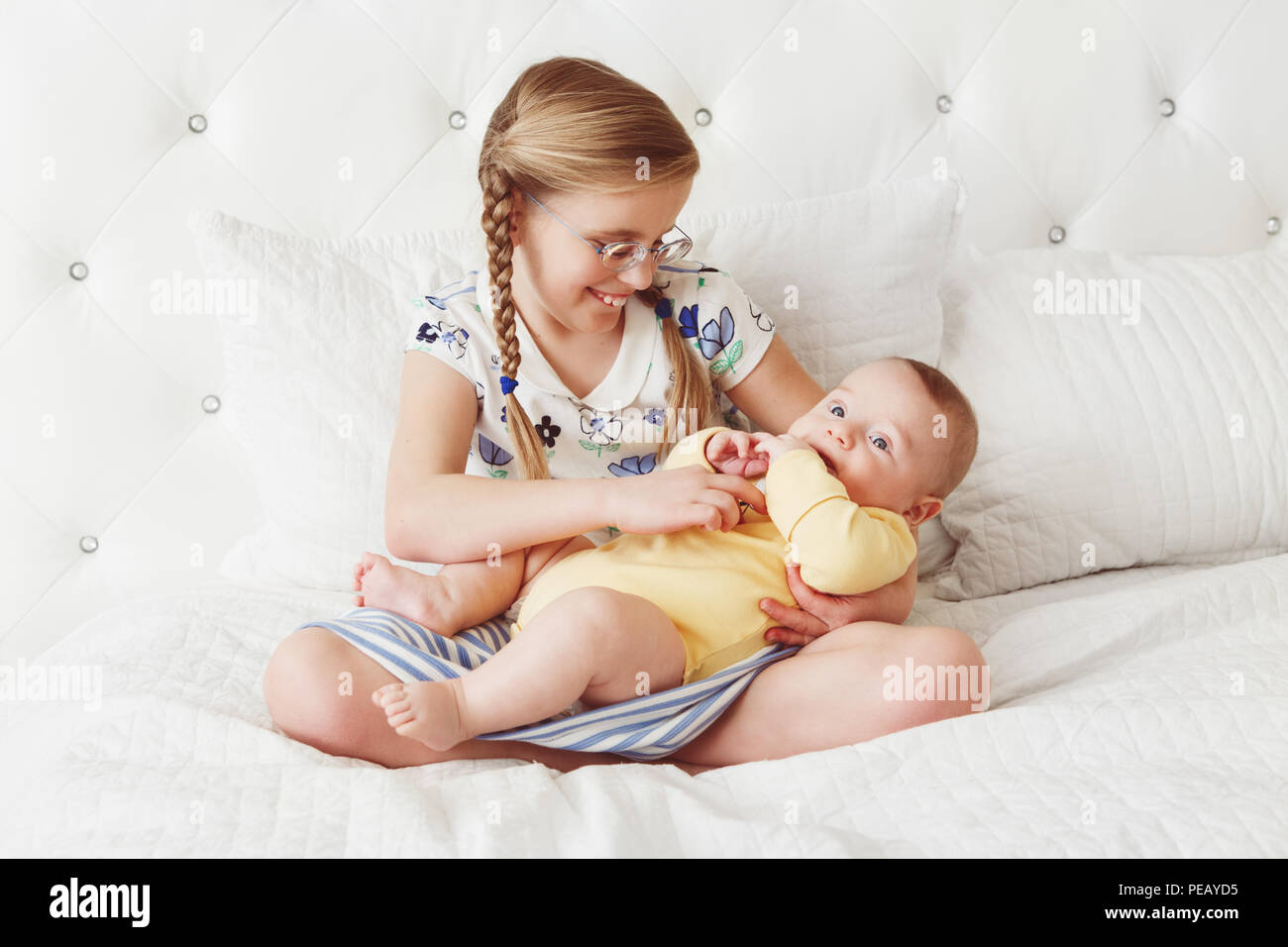 Schwester kitzeln bruder -Fotos und -Bildmaterial in hoher Auflösung – Alamy