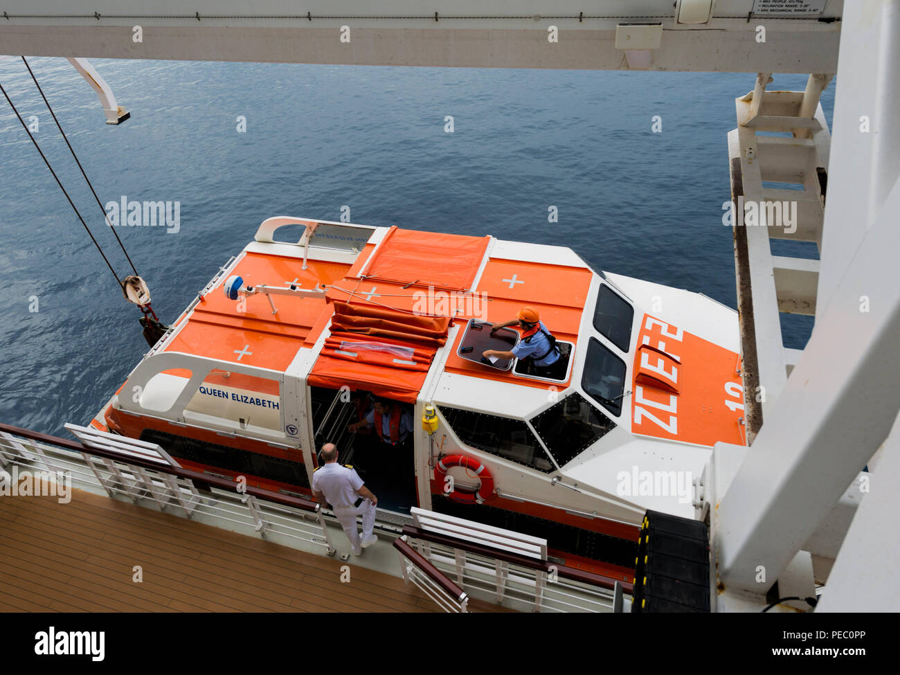 Kreuzfahrtschiff tender queen elizabeth -Fotos und -Bildmaterial in ...