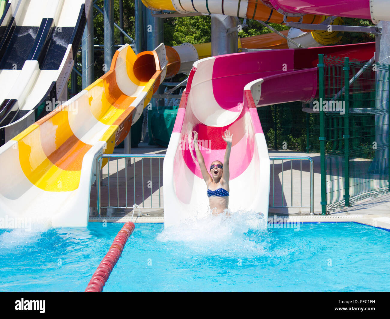 Junges teen mädchen wasserrutsche -Fotos und -Bildmaterial in hoher ...