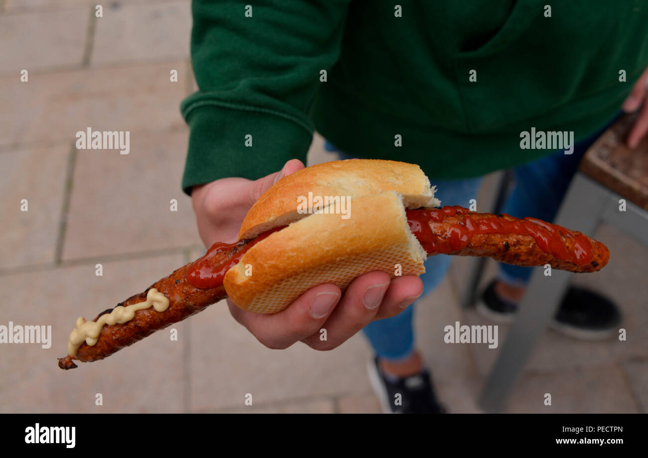 Bratwurst bread -Fotos und -Bildmaterial in hoher Auflösung – Alamy