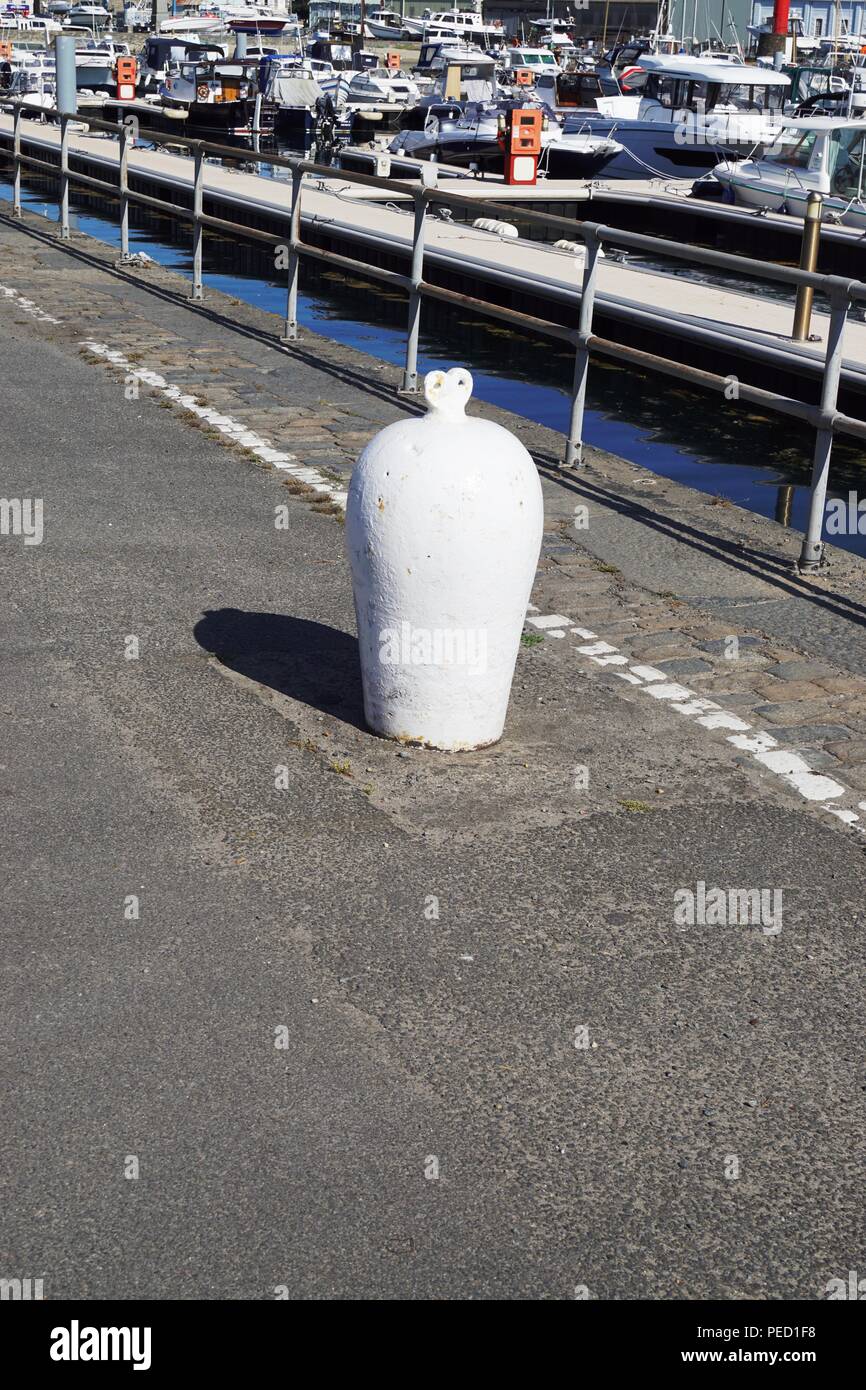 Poller mit fundament -Fotos und -Bildmaterial in hoher Auflösung – Alamy