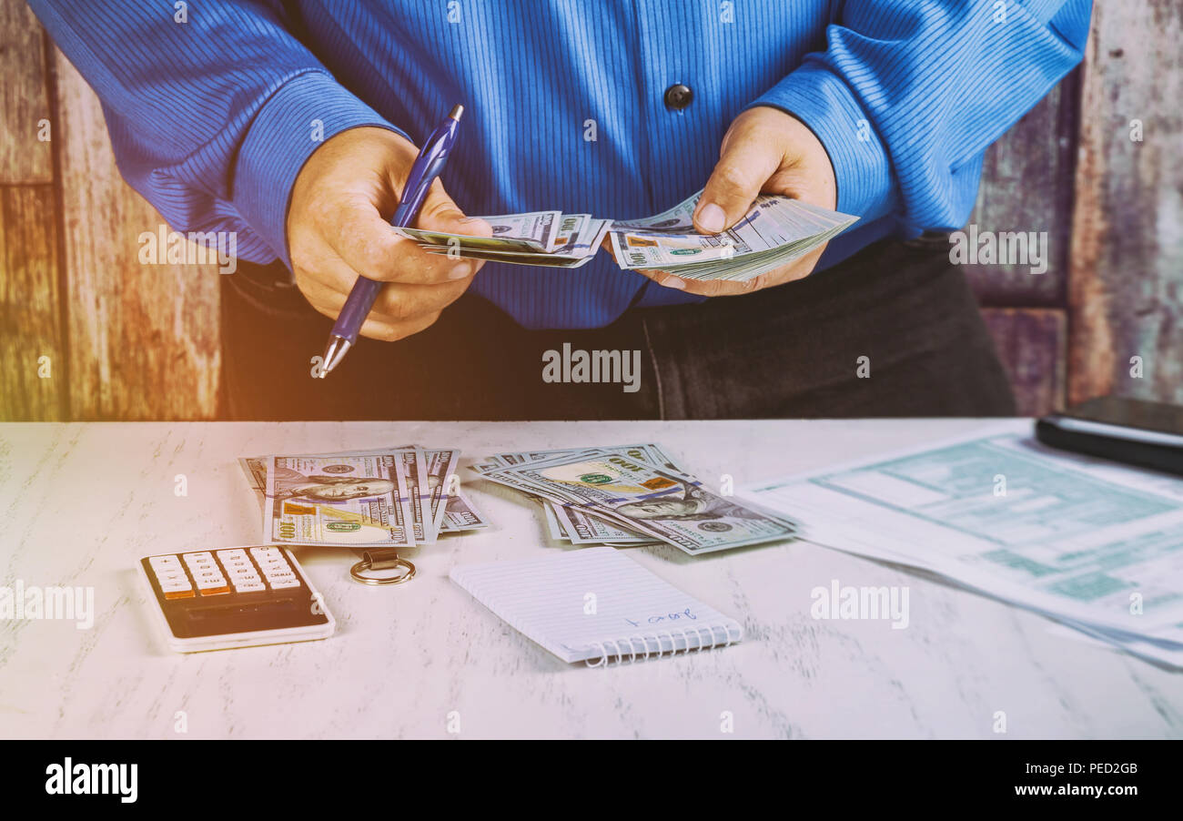 Hände zählen das Geld in 100 Rechnungen. US-Dollarnoten Stockfotografie ...