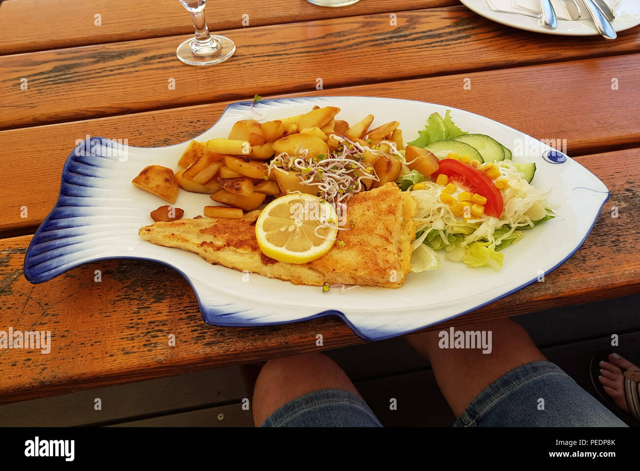 Fisch und bratkartoffeln -Fotos und -Bildmaterial in hoher Auflösung ...