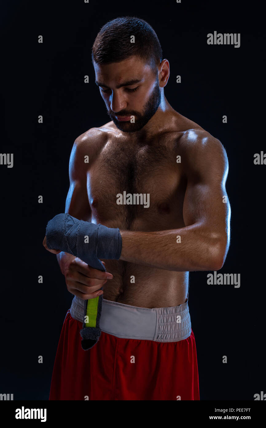 Sport Boxer Mann zieht auf der Hand Handgelenk gewickelt wird ...