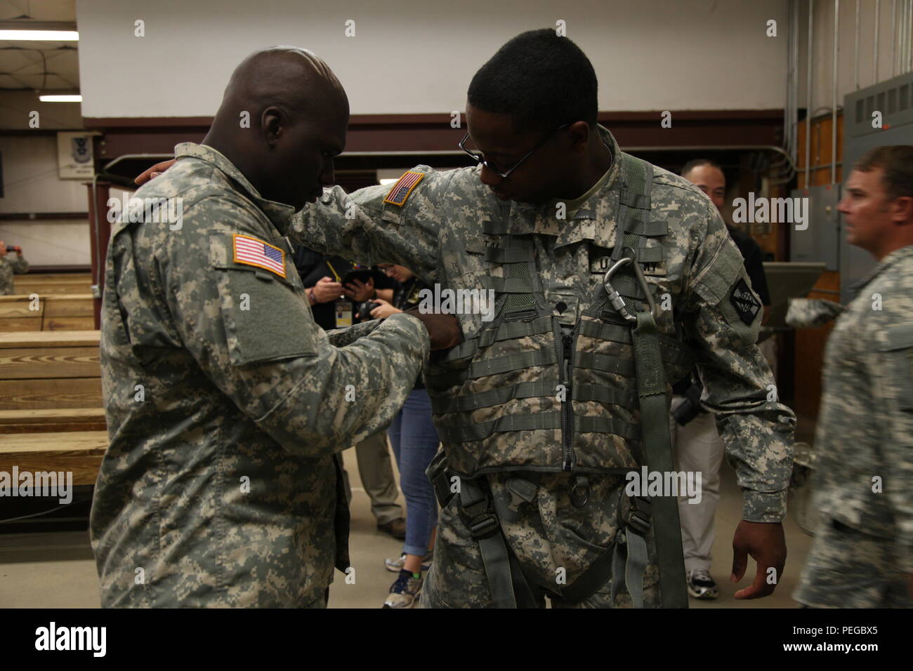 Us-Armee SPC. Patrick Hilson (rechts) hilft SPC. Joshua Talley (links ...
