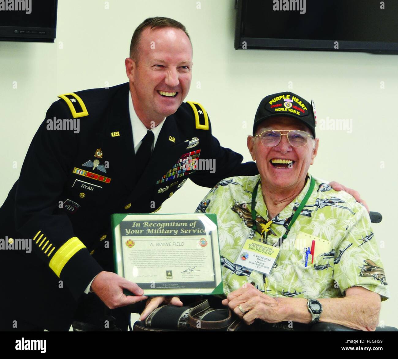 Brig. Gen. Kurt Ryan, Leiter der Ordnance, stellt ein Zertifikat zu A ...