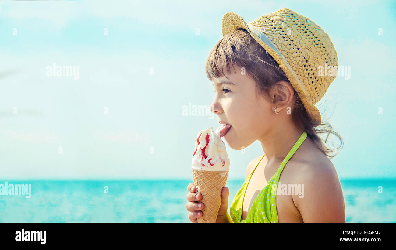 Das Kind isst Eis auf dem Meer. Selektive konzentrieren. Sommer ...