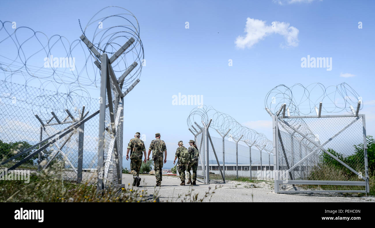 Kosovo Prizren 18 Juli 2018 Deutsche Soldaten Der KFOR Laufen Durch kosovo-prizren-18-juli-2018-deutsche-soldaten-der-kfor-laufen-durch