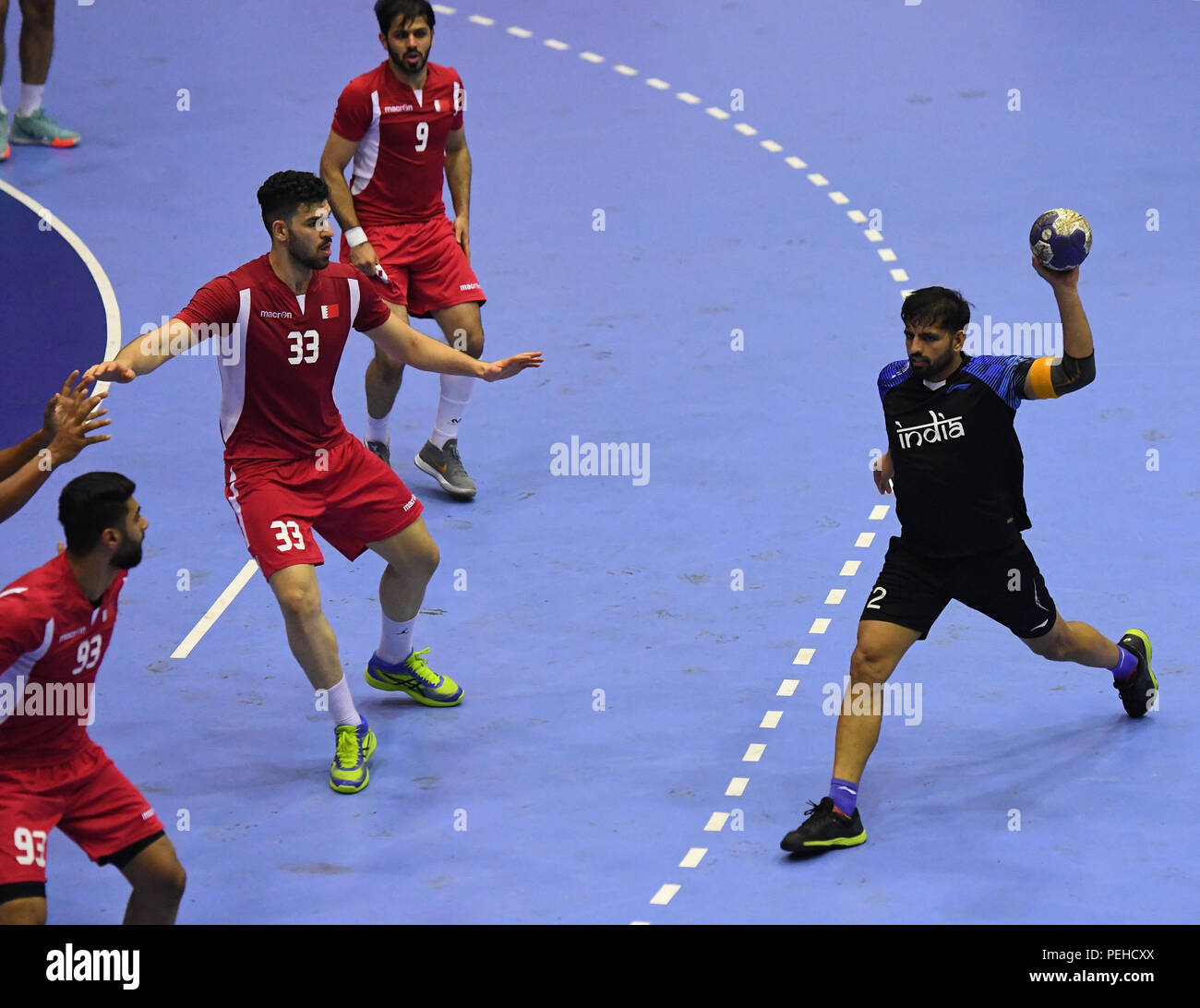 Jakarta. 15 Aug, 2018. Indische Spieler Deepak Ahlawat (R) konkurriert ...