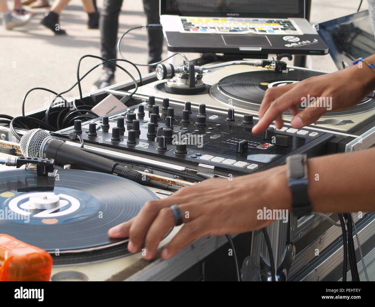 Dj hands -Fotos und -Bildmaterial in hoher Auflösung – Alamy
