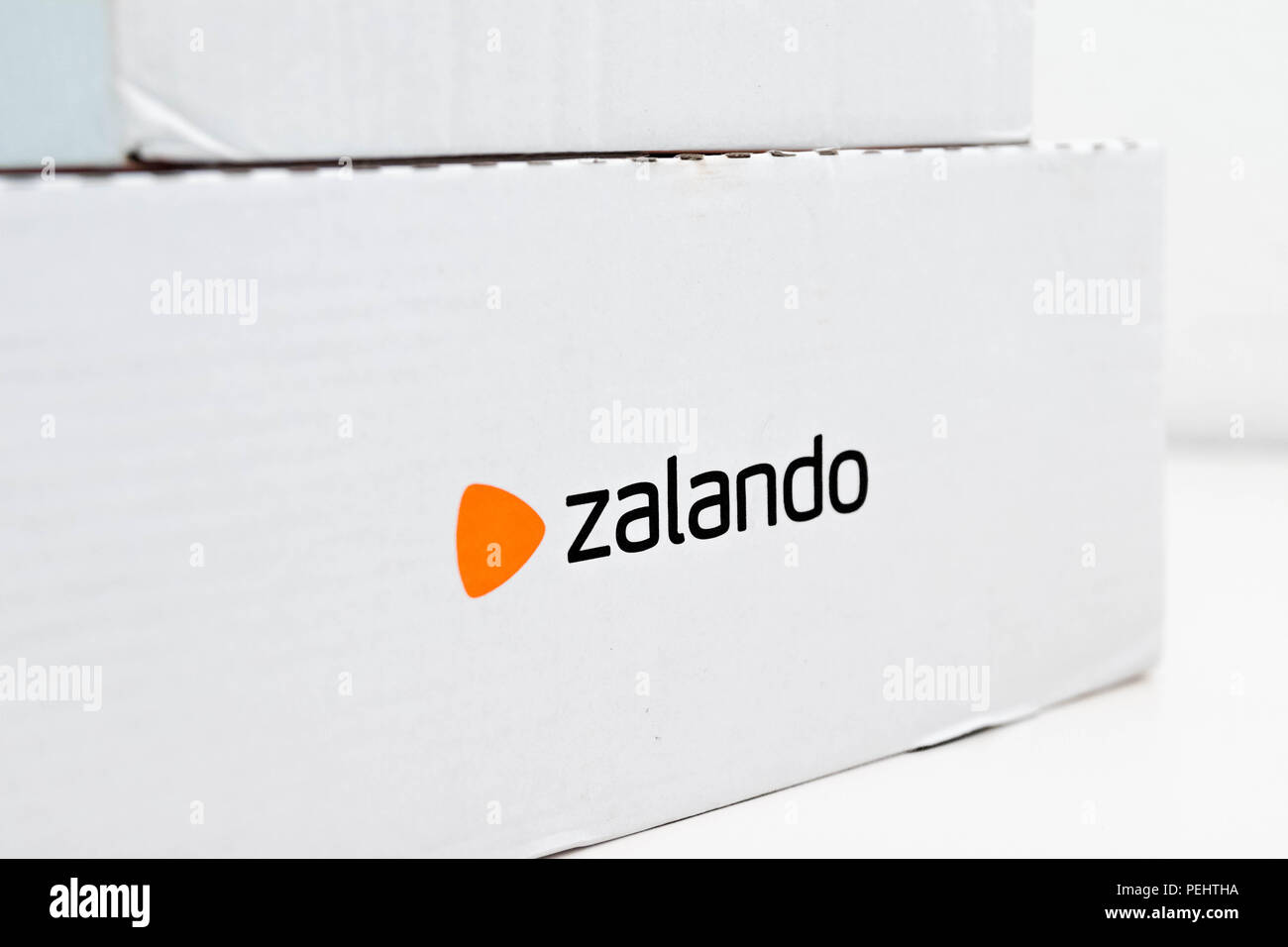 Zalando home delivery -Fotos und -Bildmaterial in hoher Auflösung – Alamy