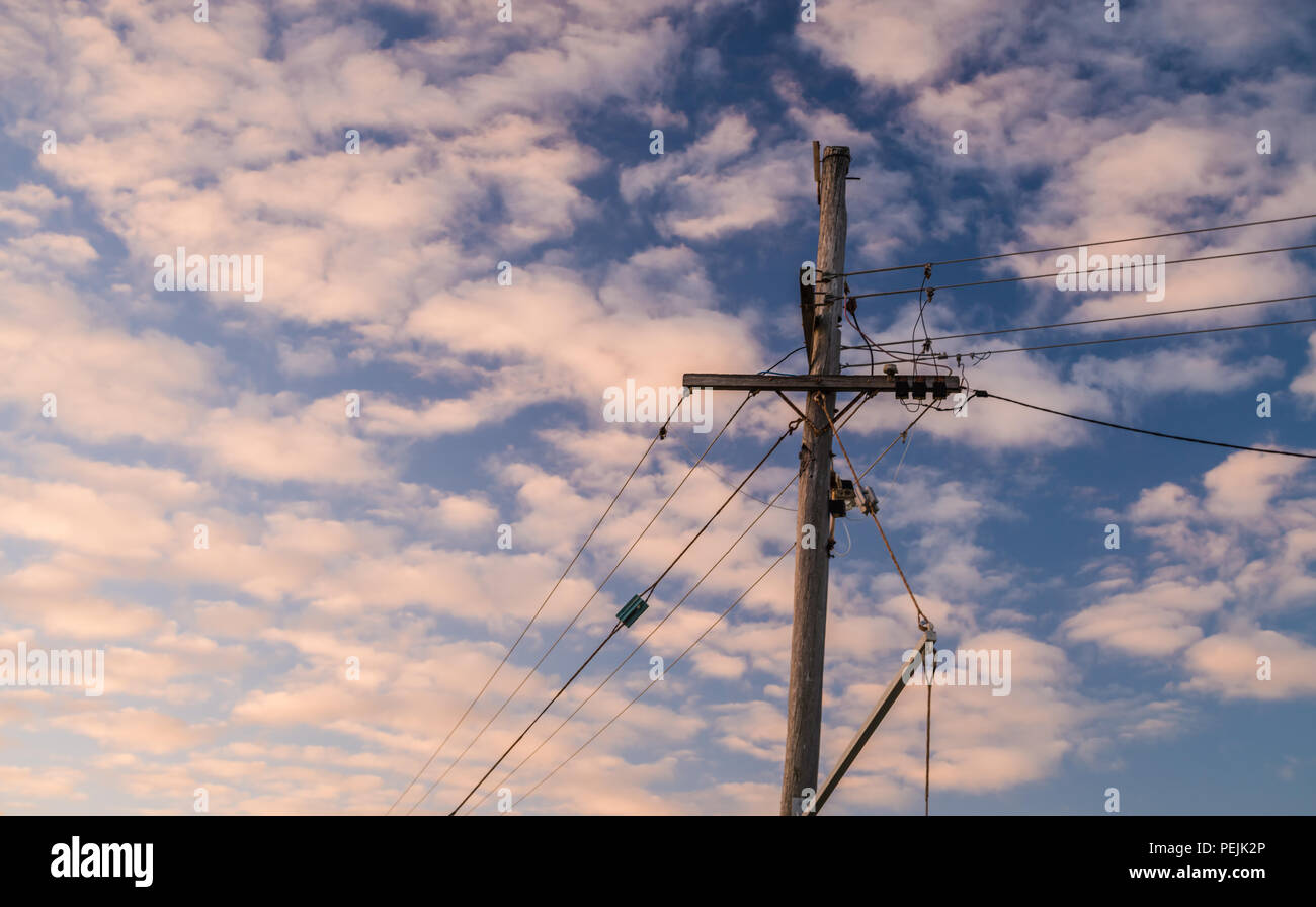 Wood power pole -Fotos und -Bildmaterial in hoher Auflösung – Alamy