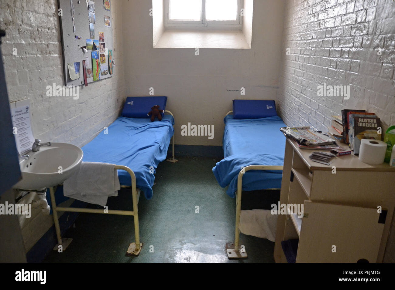 Modern jail cell -Fotos und -Bildmaterial in hoher Auflösung – Alamy