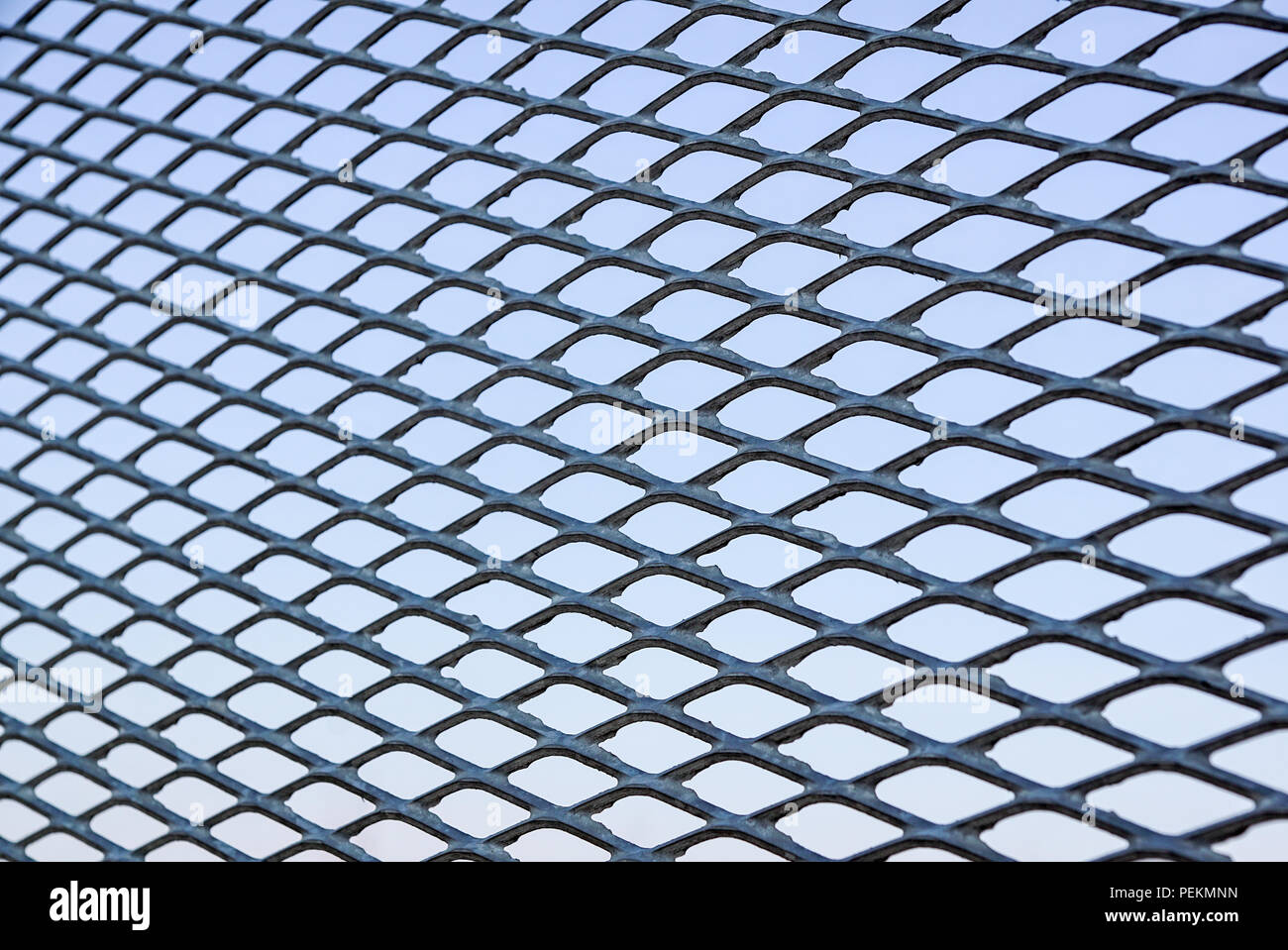 Metallgitter zaun -Fotos und -Bildmaterial in hoher Auflösung – Alamy