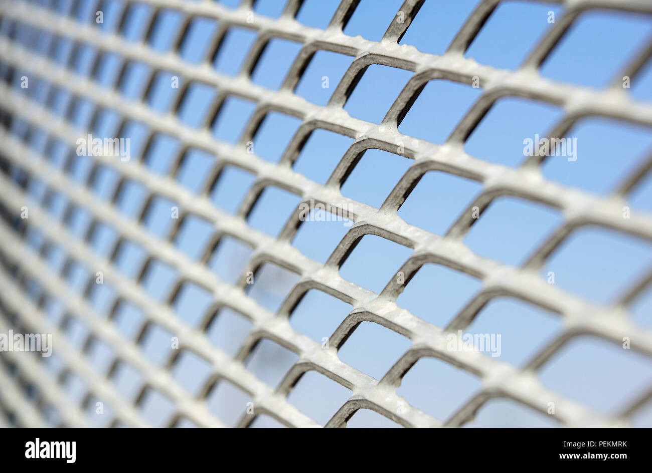 Metallgitter zaun -Fotos und -Bildmaterial in hoher Auflösung – Alamy