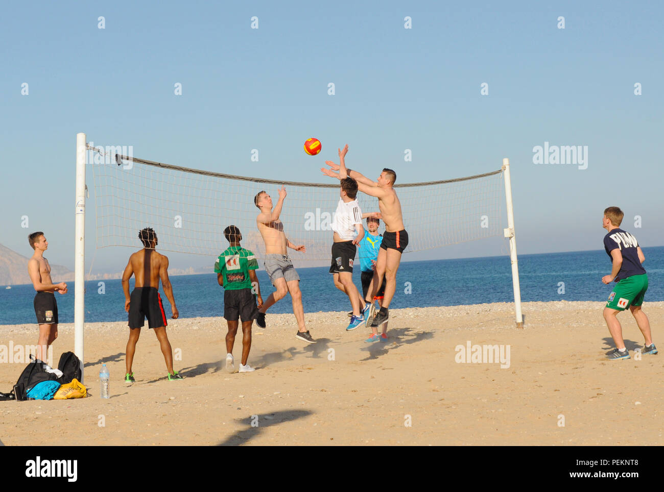 Volleyball spielen am strand -Fotos und -Bildmaterial in hoher ...