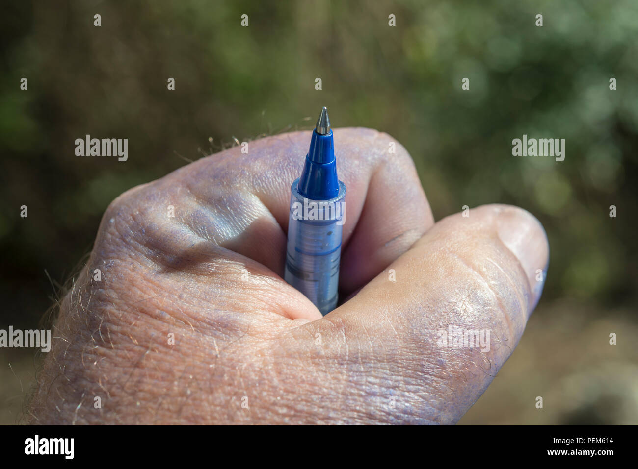 Close up persons hand writing ink -Fotos und -Bildmaterial in hoher ...