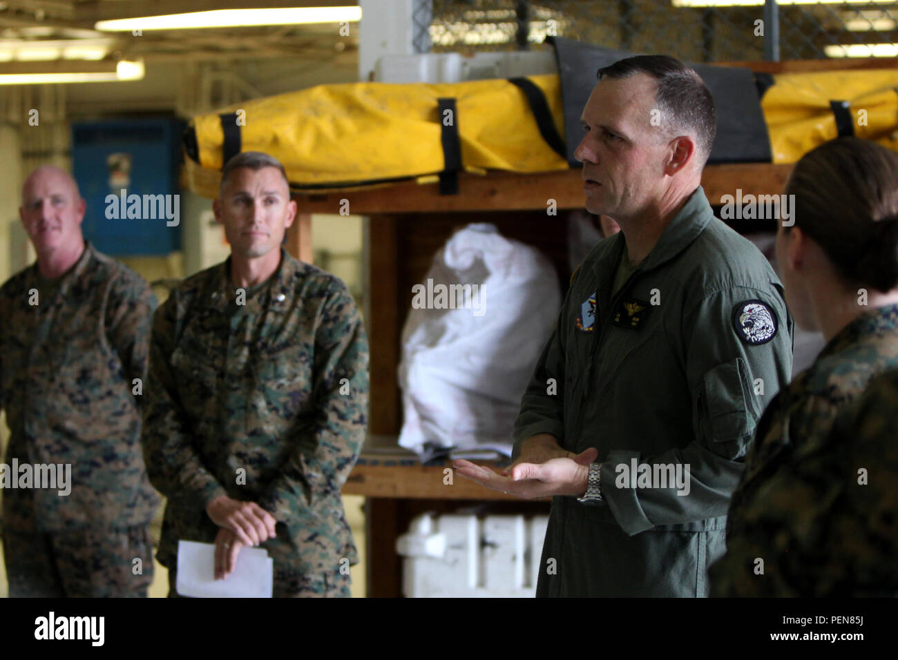 Oberst Eric E. Austin gratuliert Marine Aviation Logistics Squadron 14 ...