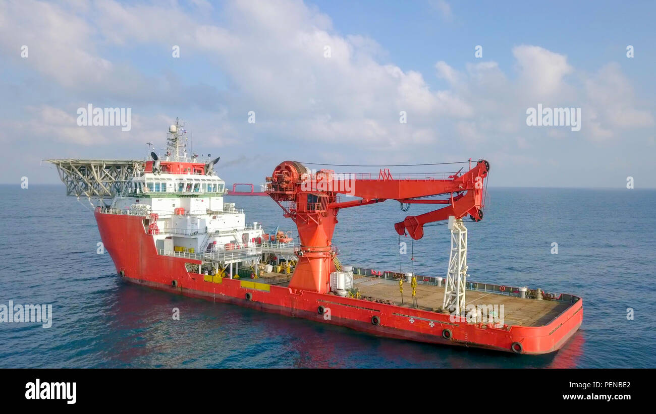 Luftbild von eine Mittelgroße rote Offshore Supply Schiff mit einem ...