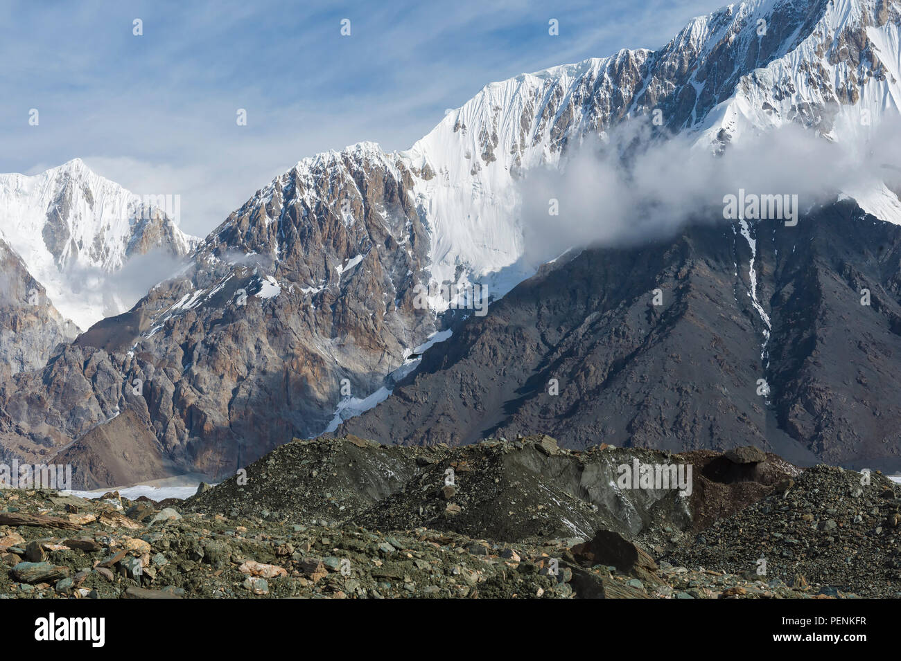 Khan tengri gletscher -Fotos und -Bildmaterial in hoher Auflösung – Alamy