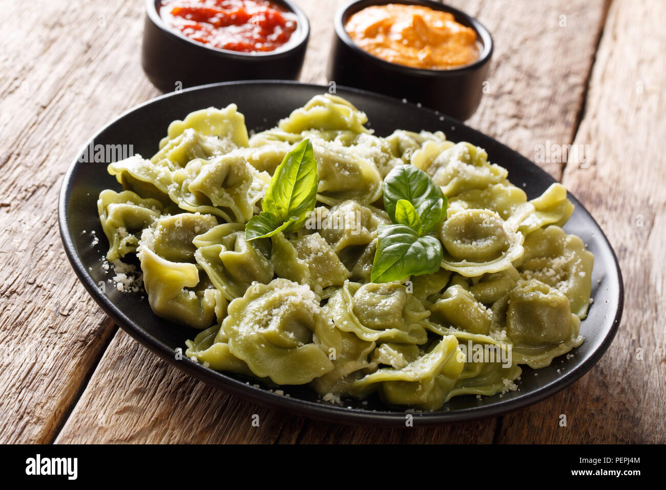 Italienische Küche authentische Rezept Spinat grün Cappelletti, Ravioli ...
