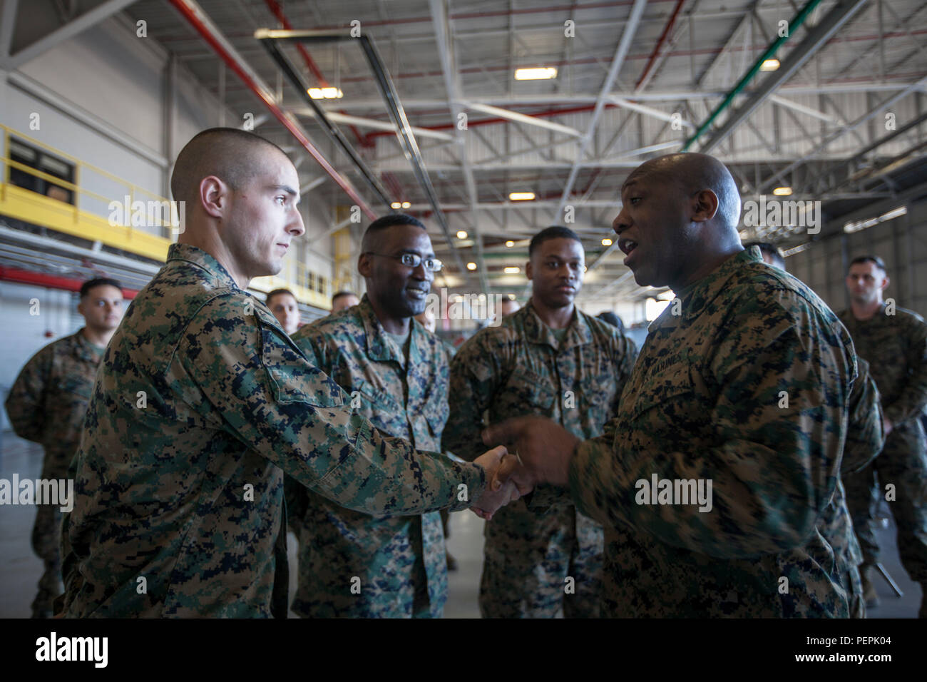 Die 18 Sergeant Major des Marine Corps, Ronald L. Grün, spricht mit den ...