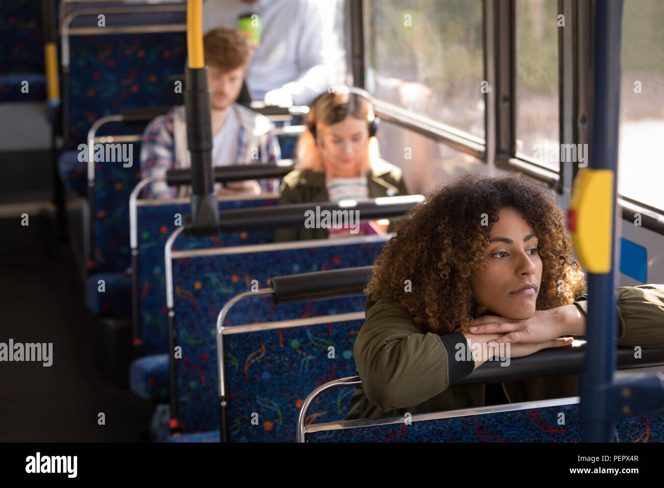 Junge frau im öffentlichen bus -Fotos und -Bildmaterial in hoher ...