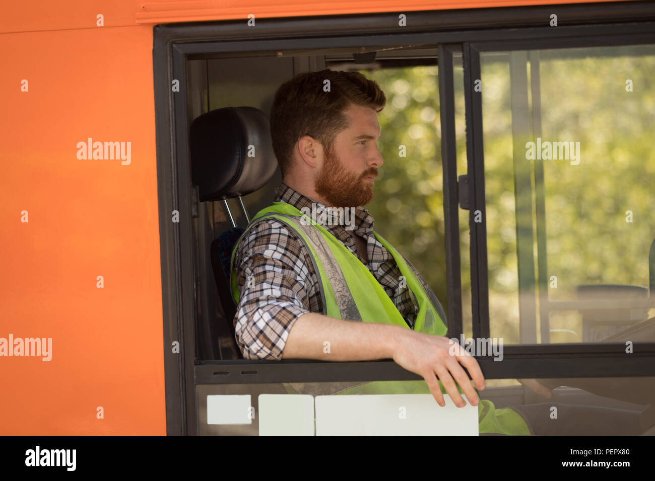 Busfahrer in uniform -Fotos und -Bildmaterial in hoher Auflösung – Alamy