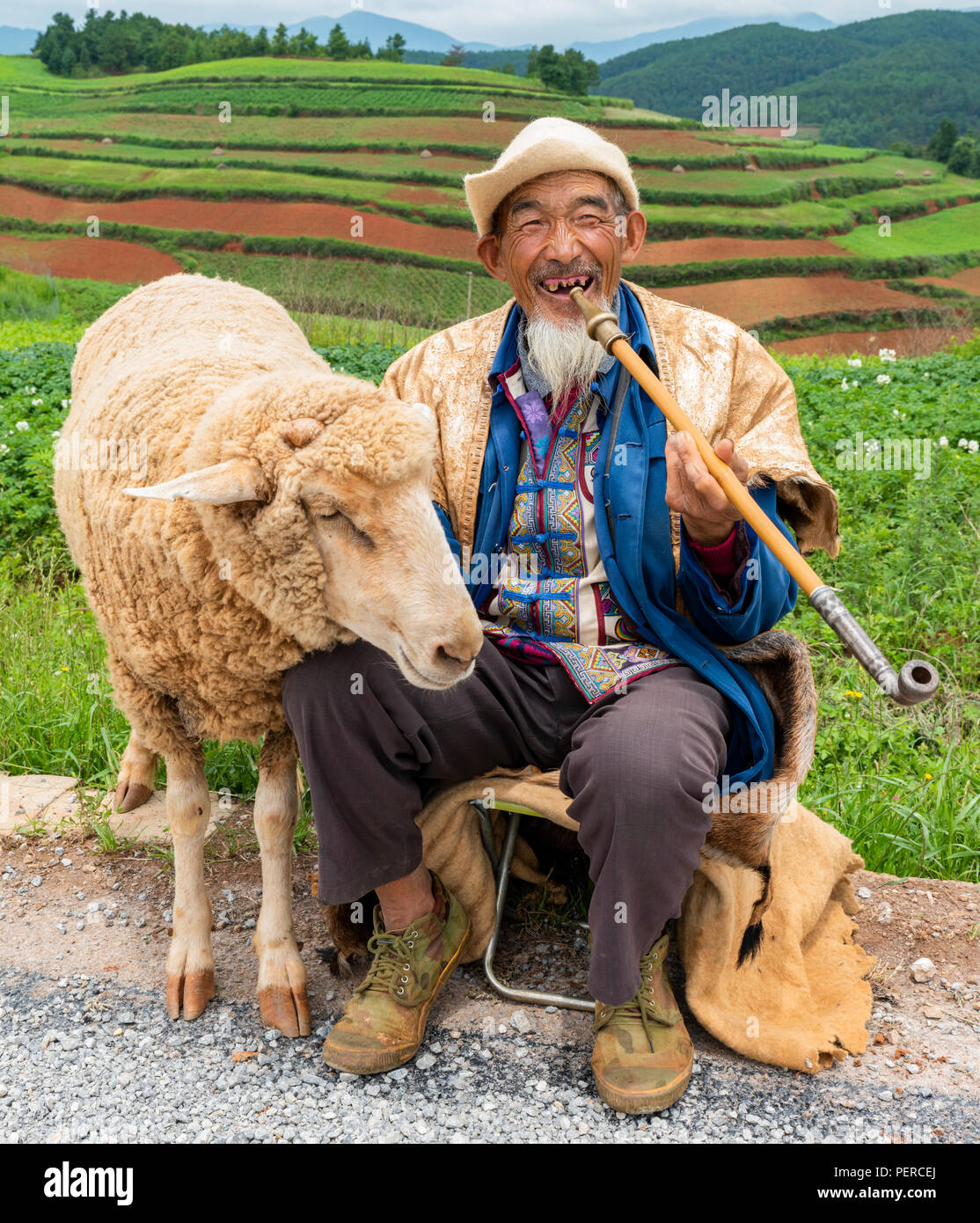 Old chinese man red cap -Fotos und -Bildmaterial in hoher Auflösung – Alamy