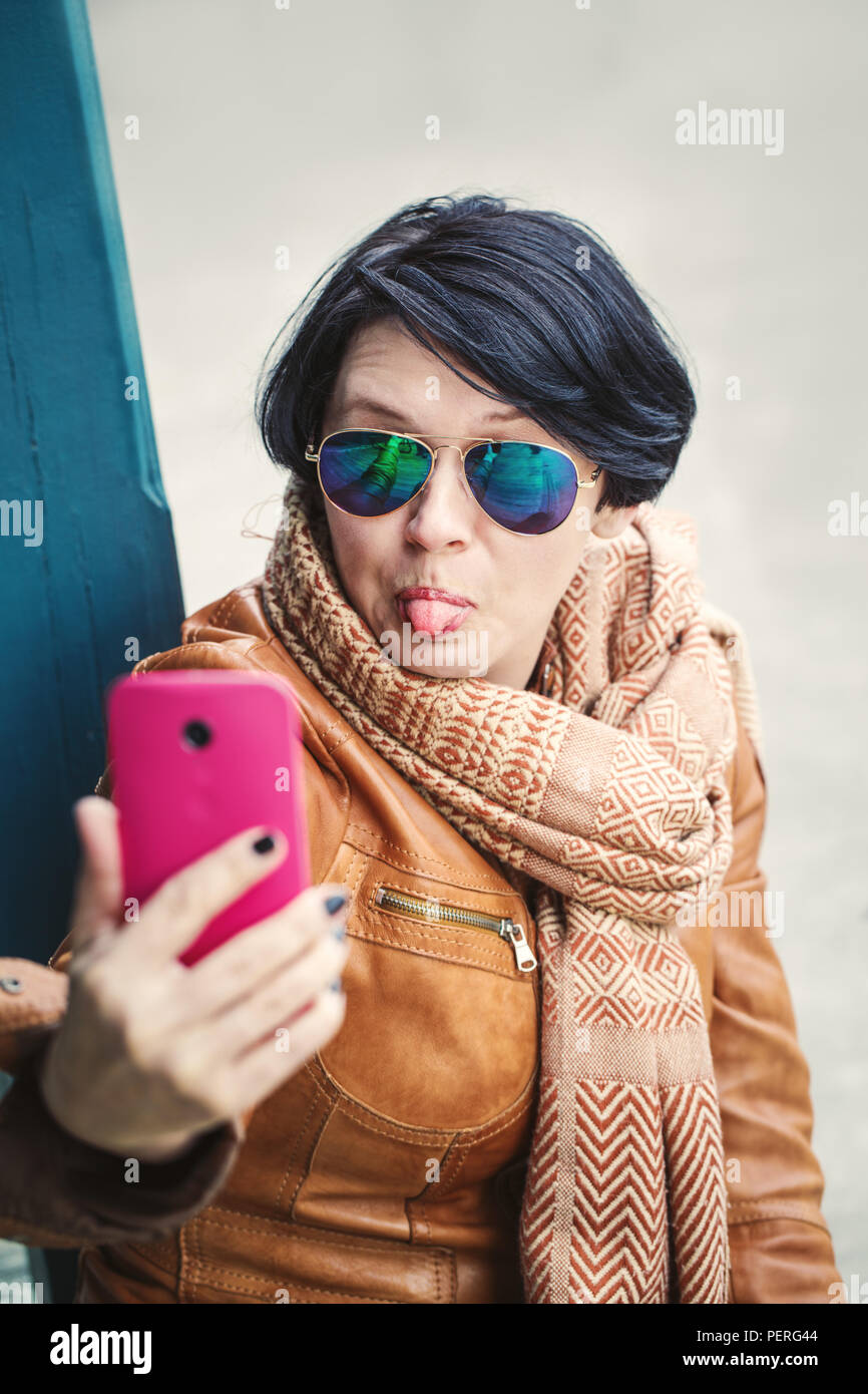 Middle age caucasian woman tongue -Fotos und -Bildmaterial in hoher Auflösung – Alamy