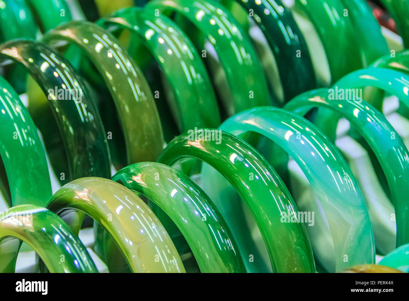 Jade bracelets -Fotos und -Bildmaterial in hoher Auflösung – Alamy