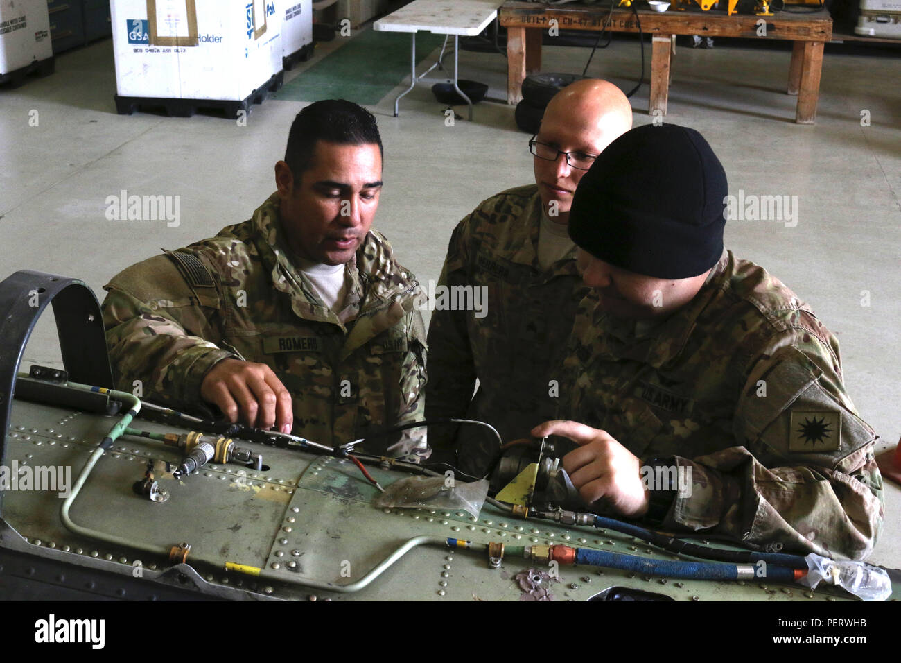 Staff Sgt. Jesus Romero, ein Blech Mechaniker bei Firma B, 640Th ...