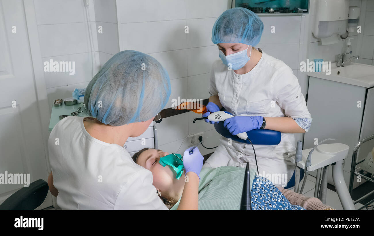 Frau beim Zahnarzt Klinik erhält der zahnmedizinischen Behandlung ein ...