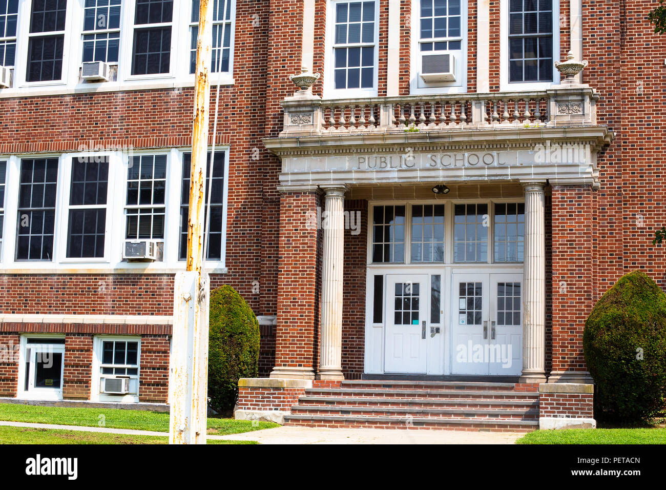 High schools exterior -Fotos und -Bildmaterial in hoher Auflösung – Alamy