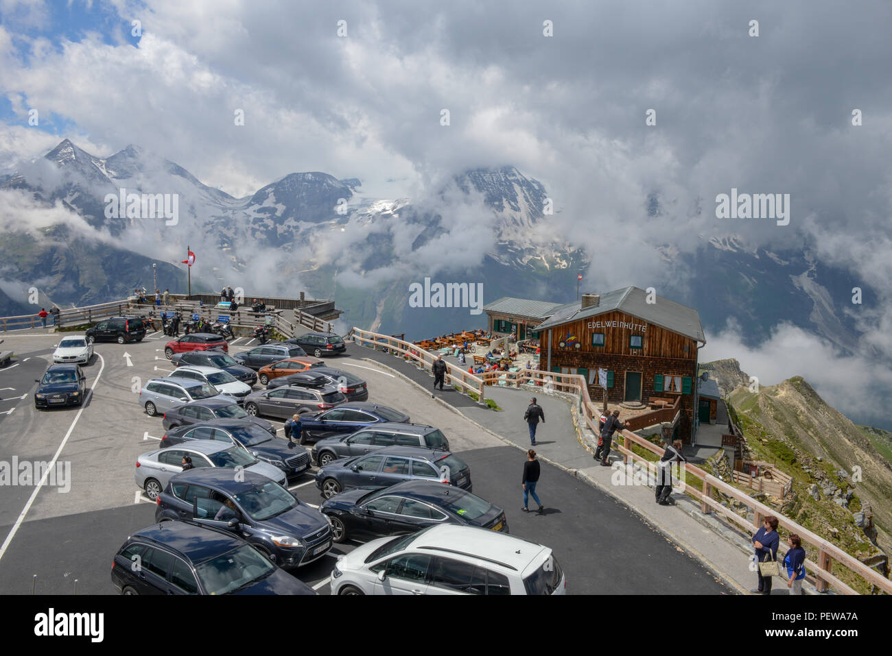 Großglockner Hochalpenstraße, Österreich - 2. Juli 2018: Restaurant an ...