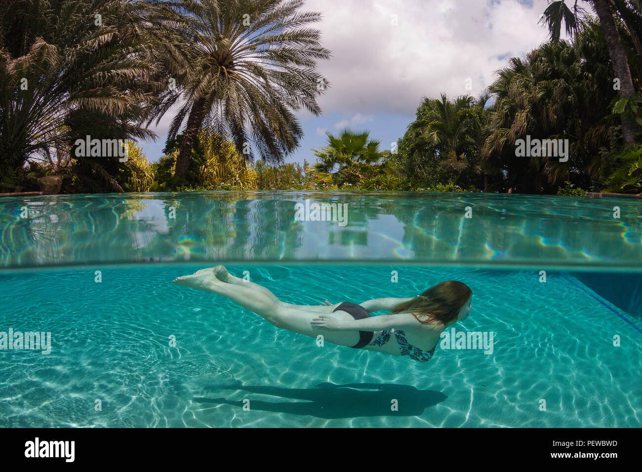 Diese geteilte Ansicht einer Frau (HERR) unter Wasser in einem privaten ...