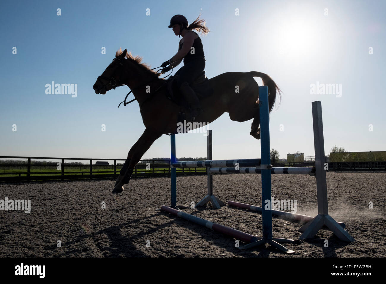 Silhouette kind auf pferd -Fotos und -Bildmaterial in hoher Auflösung ...