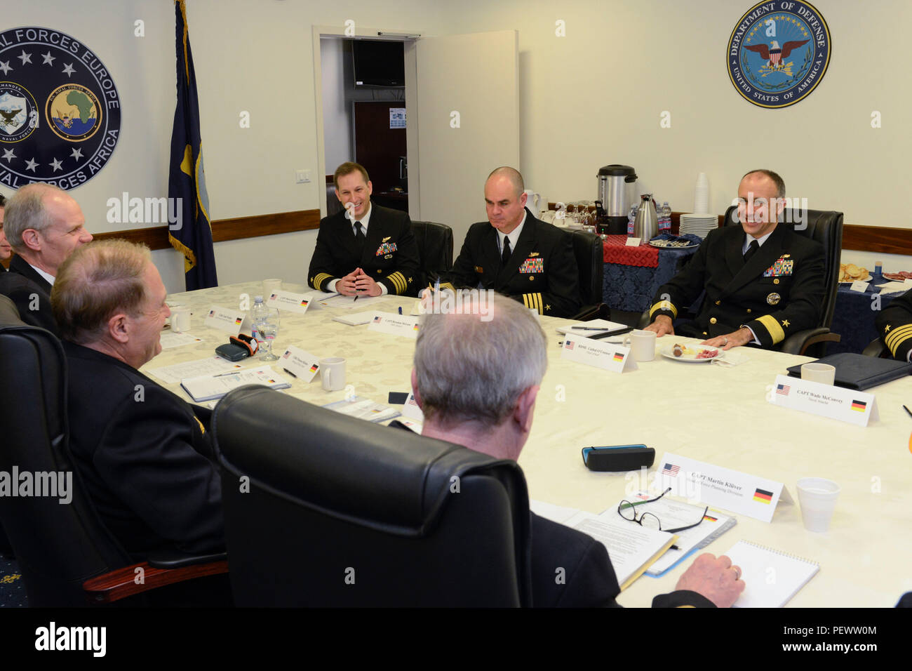 160209-N-UE250-007 NAPLES Italien (9. Februar 2016) US Naval Forces ...