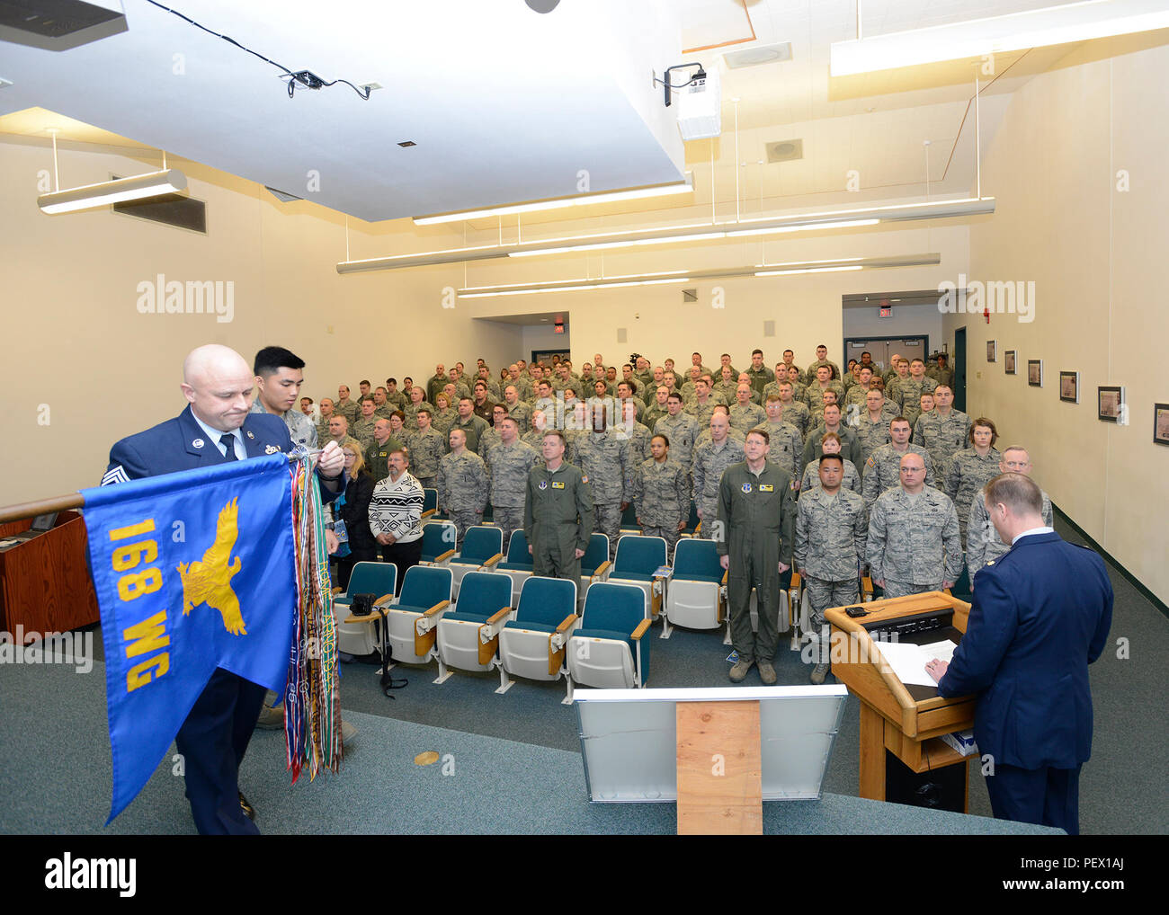 168 Wing Command Chief Master Sgt. Phillip Jagd entfaltet die neue 168 ...