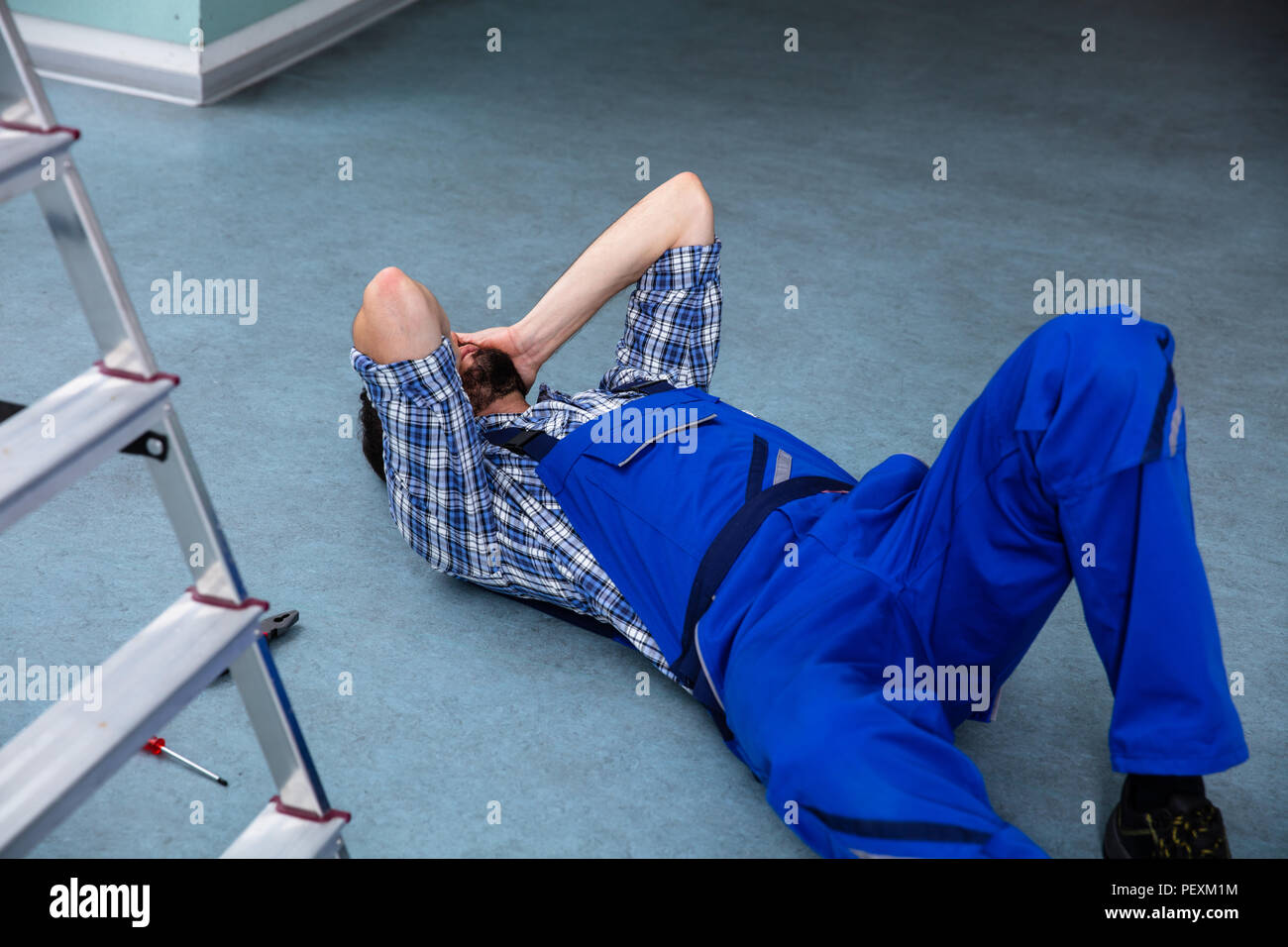 Falling from ladder -Fotos und -Bildmaterial in hoher Auflösung – Alamy