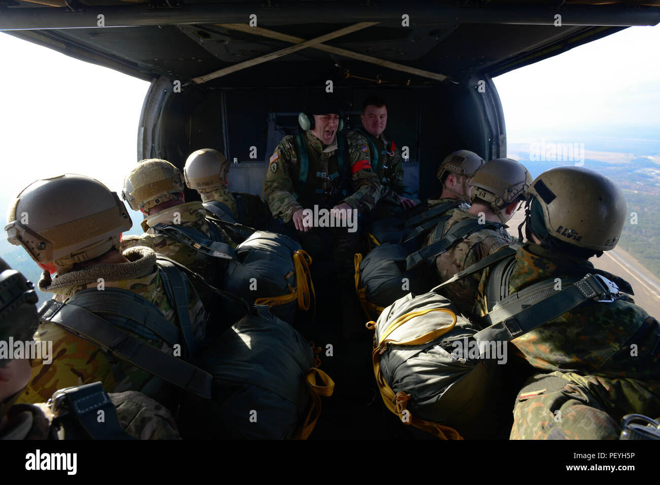 Us-Jumpmaster gibt Befehle an US-Flieger, die gemeinsame Endgerät ...