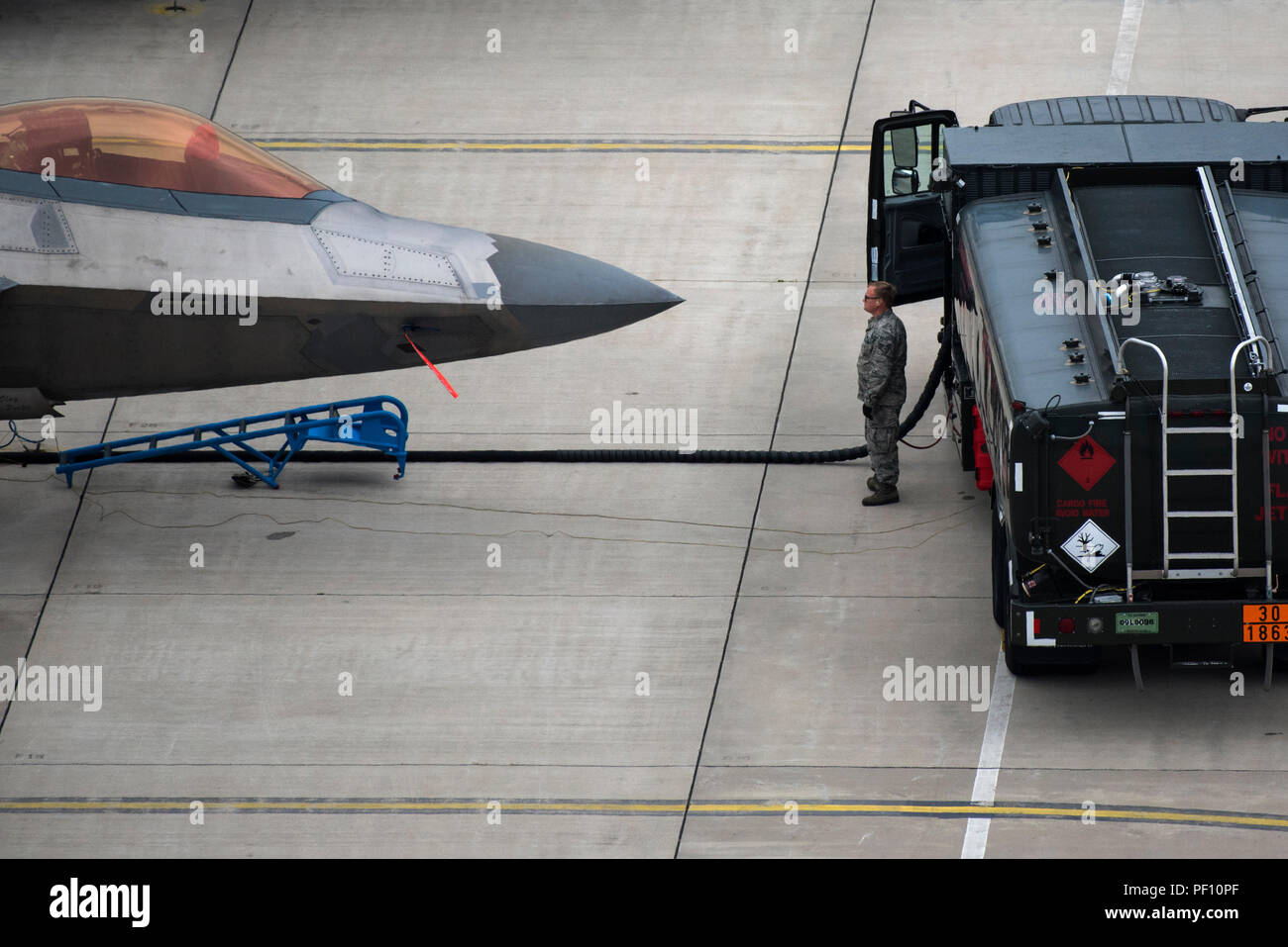 Ein US Air Force Airman tankt aus der 95th Fighter Squadron, 325 ...