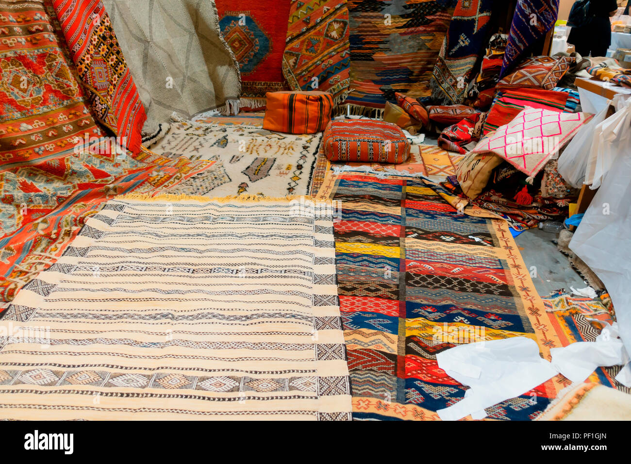 Orientalische teppiche ausstellung -Fotos und -Bildmaterial in hoher ...