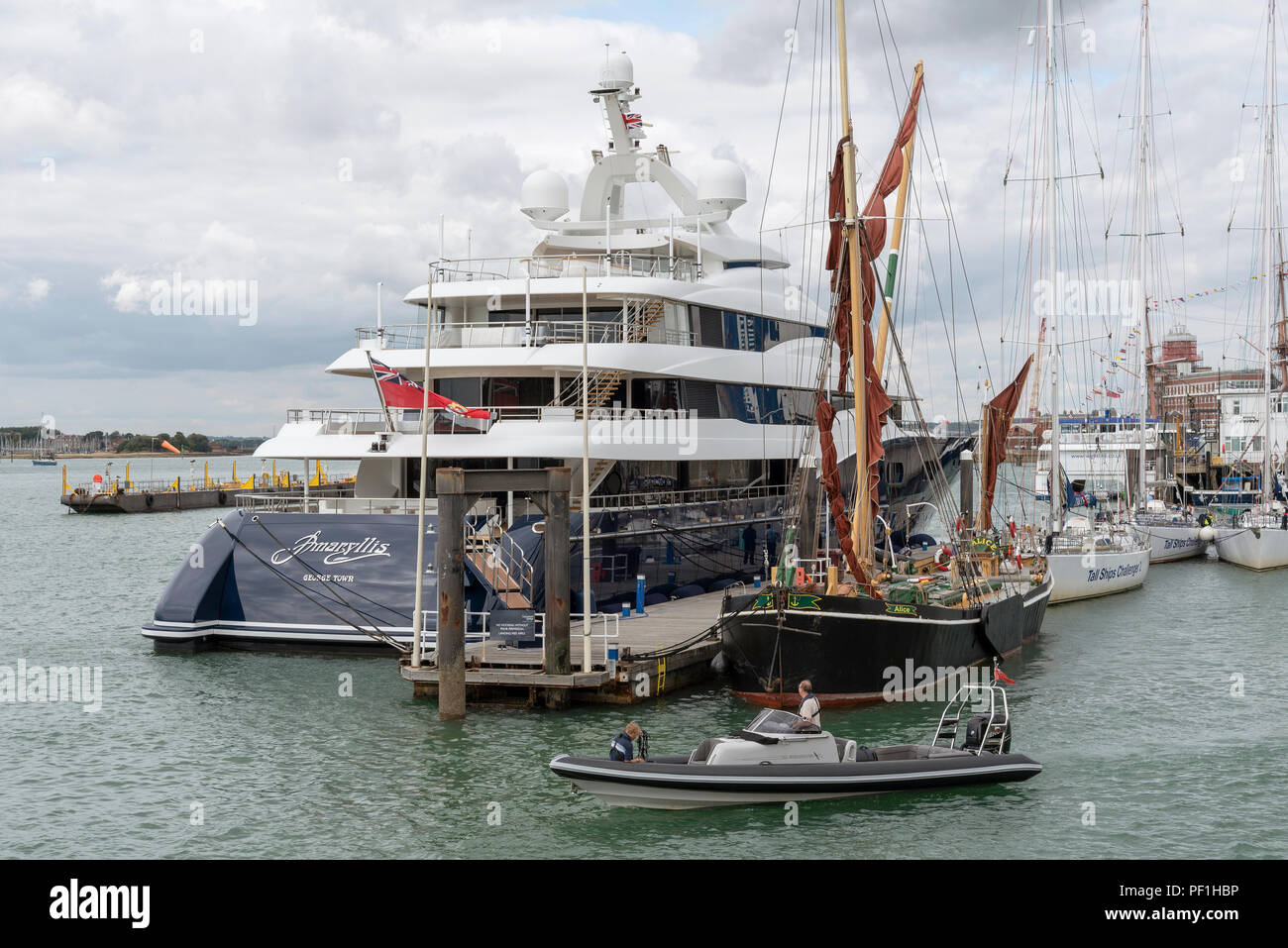 Super Yacht Amaryllis und Alice den Thames Sailing Barge mit einer ...