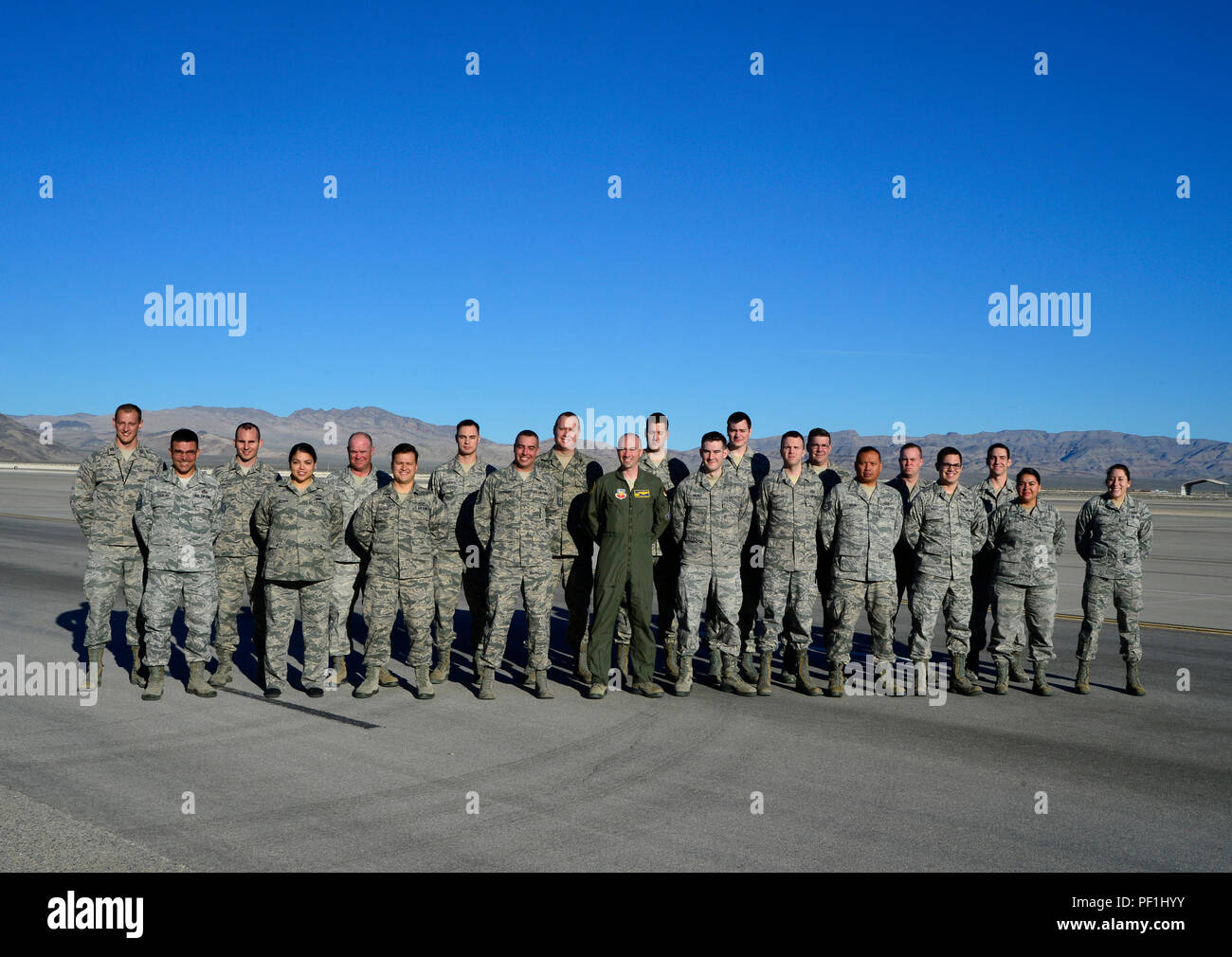 Die 432Nd Operations Support Squadron wetter Flug posiert für ein Foto ...