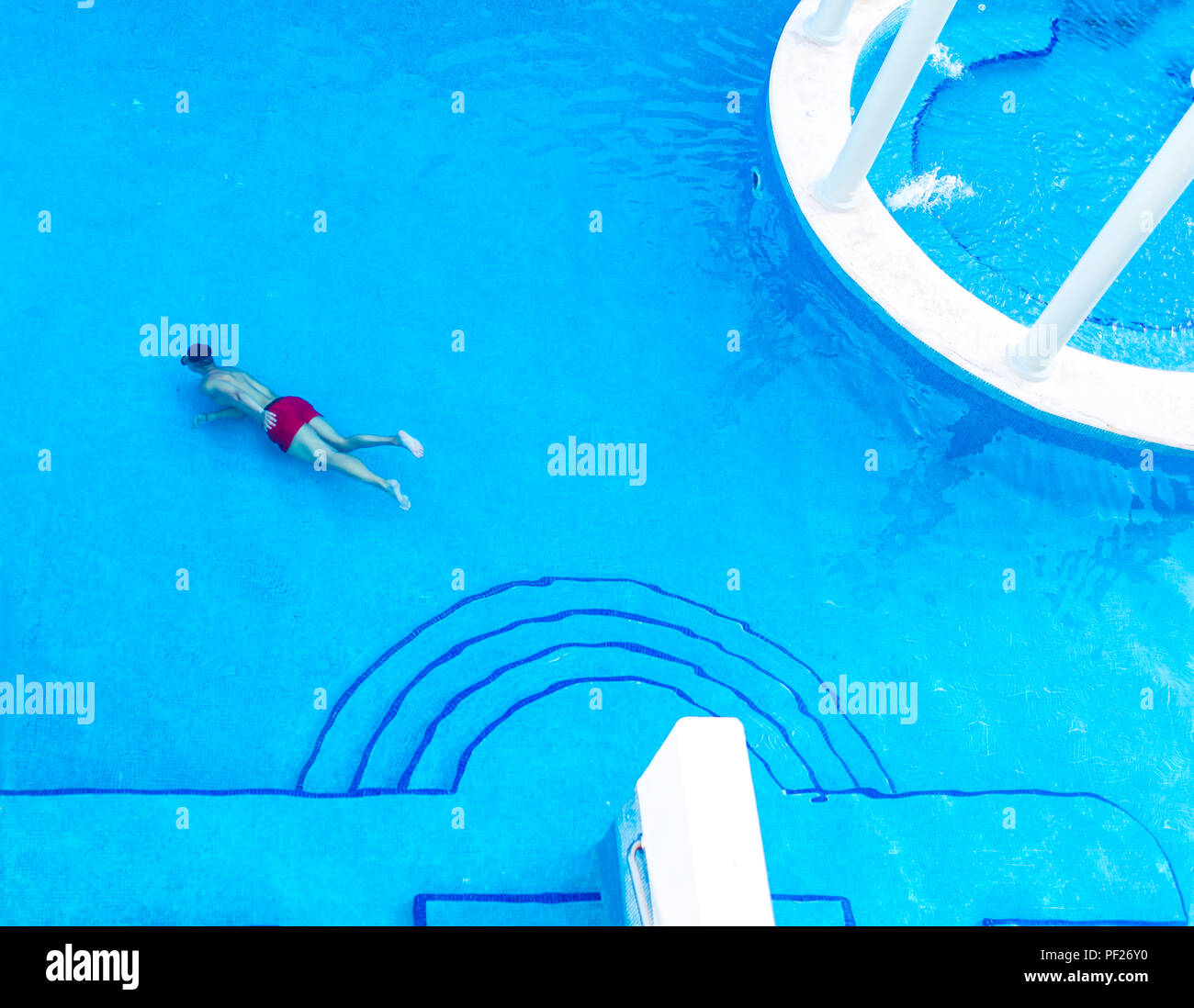 Schwimmerin unter wasser freistil -Fotos und -Bildmaterial in hoher ...