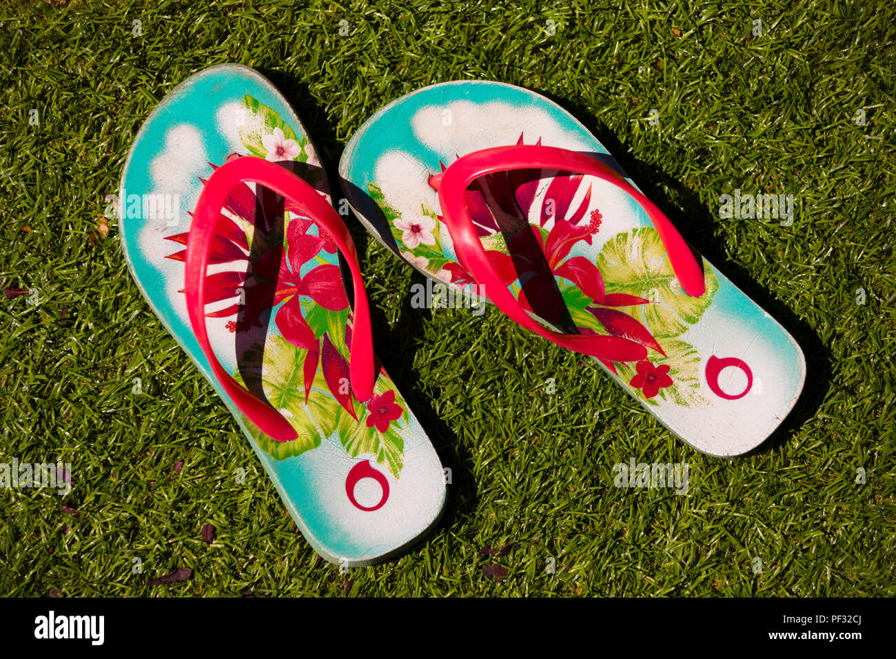 Red flip flops -Fotos und -Bildmaterial in hoher Auflösung - Seite 2 ...