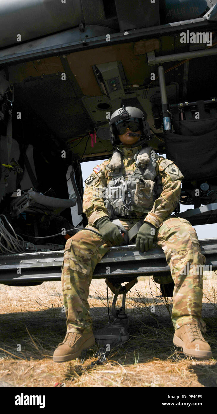 Crew Chief Sgt. Bryan Salazar präsentiert HH-60 M Medevac Black Hawk ...